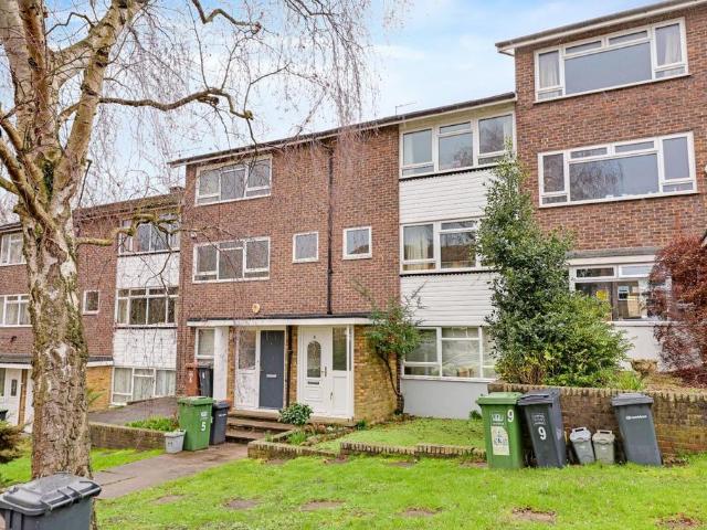 2 bedroom maisonette for sale