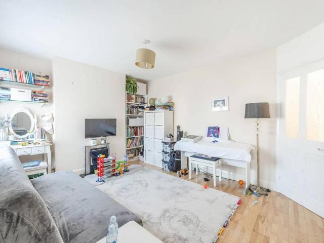 2 bedroom maisonette for sale