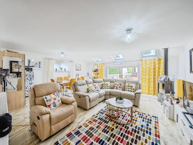 2 bedroom maisonette for sale