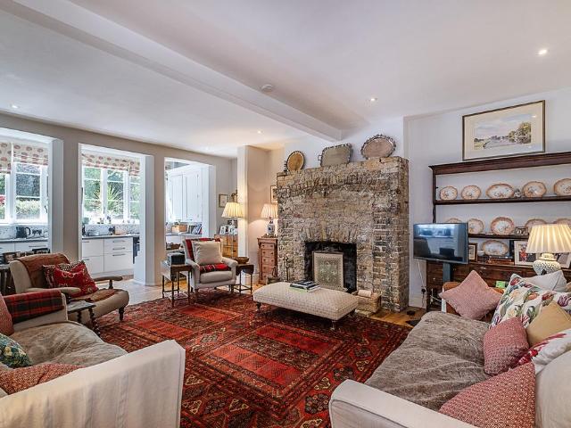 2 bedroom maisonette for sale