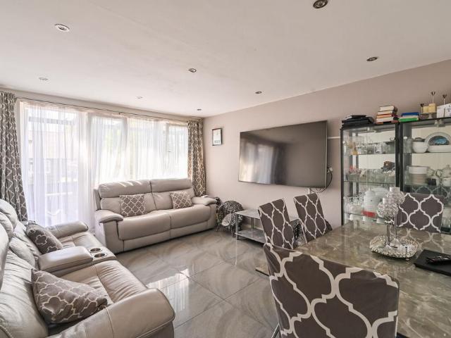 2 bedroom maisonette for sale