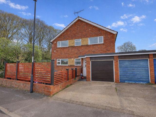 2 bedroom maisonette for sale