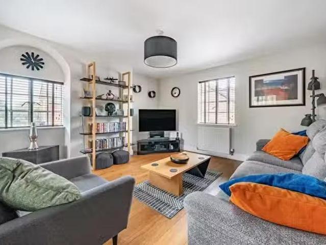 2 Bedroom Maisonette For Sale In The Garden Quarter, Caversfie.