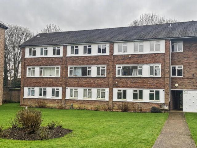 2 bedroom maisonette for sale in The Ridgeway, St. Albans, AL4