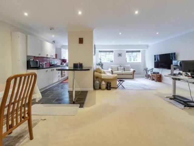 2 bedroom maisonette for sale in Vera Court, Watford, WD19