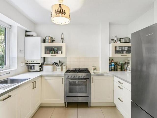 2 bedroom maisonette for sale in Willow Bank, Richmond, TW10