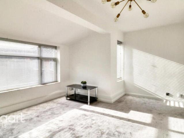 2 bedroom maisonette for sale in Wood End Green Road, Hayes, UB3