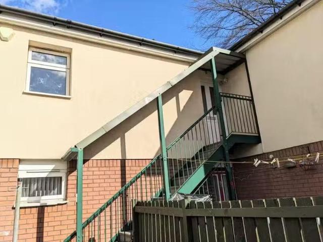 2 bedroom maisonette for sale in Woodstock Walk, Bradford BD5