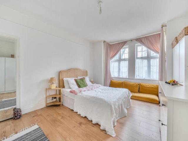 2 bedroom maisonette for sale in Woking Road, Guildford, GU1