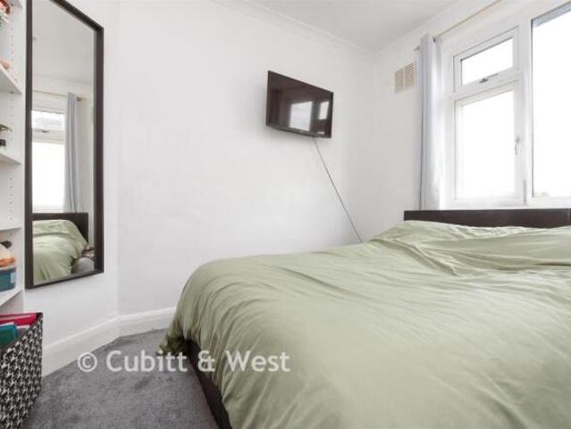 2 bedroom maisonette for sale in York Street, Mitcham, Surrey, CR4