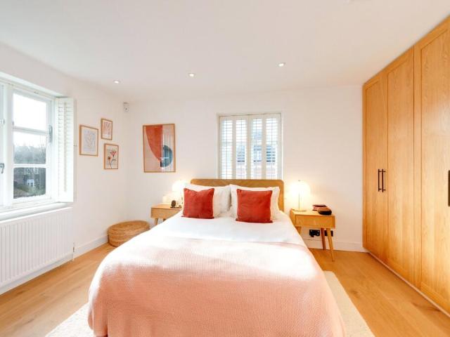 2 bedroom maisonette for sale in Addison Way, London, NW11