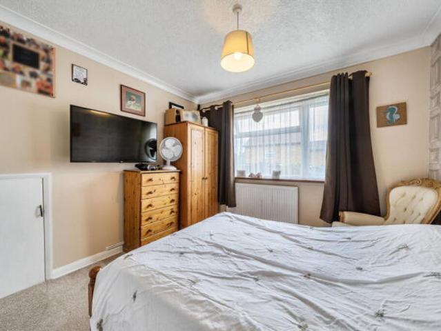 2 bedroom maisonette for sale in Ashlyn Close, Bushey, WD23