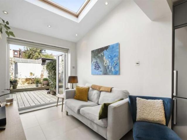 2 bedroom maisonette for sale in Balvernie Grove, London, SW18