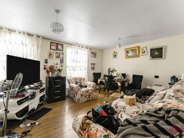 2 bedroom maisonette for sale in Barnabas Road, London, E9
