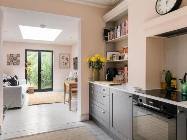 2 bedroom maisonette for sale in Beech Hall Road, Highams Park, E4
