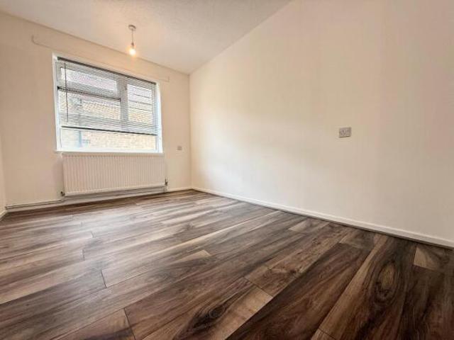 2 bedroom maisonette for sale in Berkeley Path, High Town, Luton, Bedfordshire, LU2 0TS, LU2