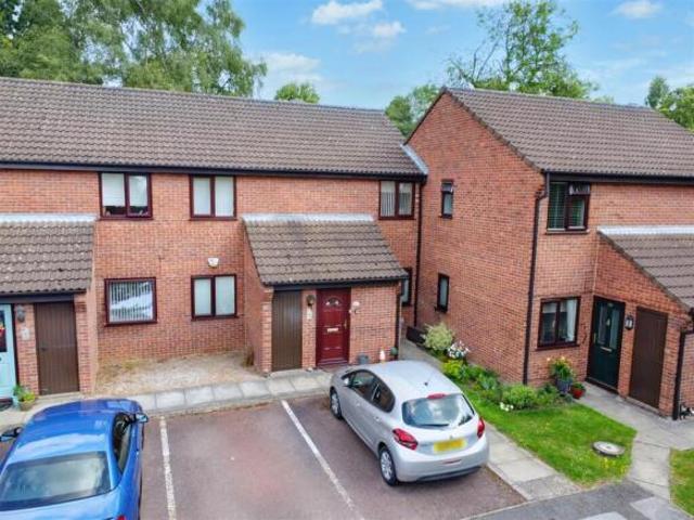 2 bedroom maisonette for sale in Brookdale Court, Nottingham, NG5