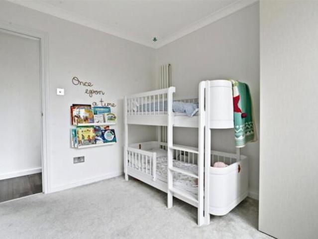 2 bedroom maisonette for sale in Bramley Close, London, N14