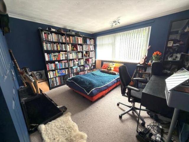 2 bedroom maisonette for sale in Brendon Avenue, Vauxhall Park, Luton, Bedfordshire, LU2 9LQ, LU2