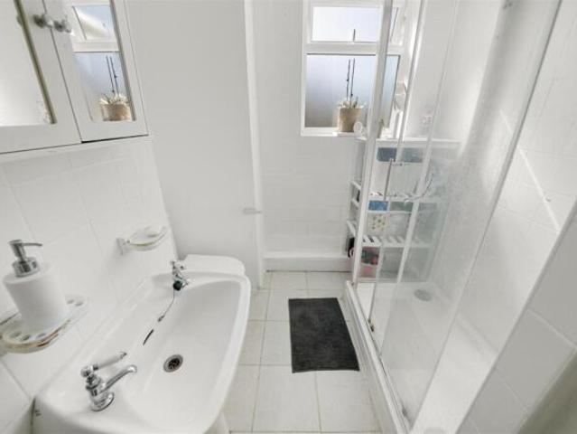 2 bedroom maisonette for sale in Bury Avenue, Hayes, UB4