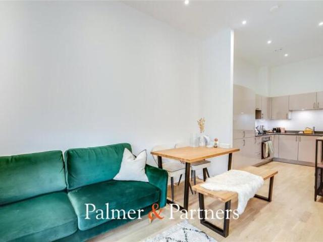 2 bedroom maisonette for sale in Burgess Springs, Chelmsford, Essex, CM1