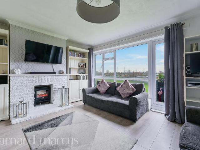 2 bedroom maisonette for sale in Butts Crescent, Hanworth, FELTHAM, TW13