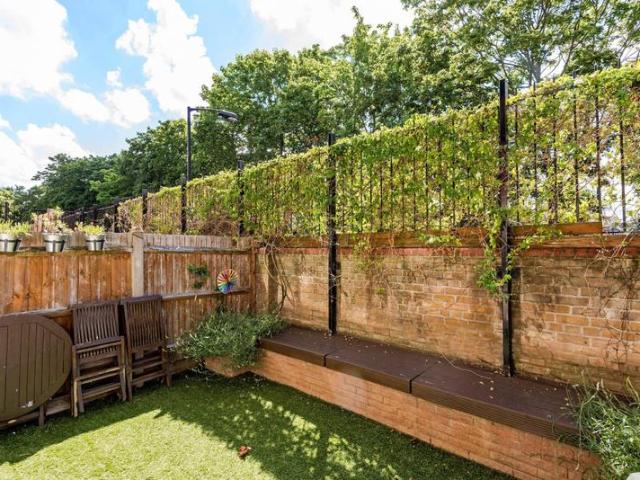 2 Bedroom Maisonette for Sale in Carisbrooke Gardens