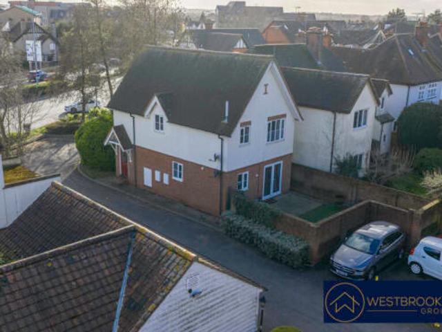 2 bedroom maisonette for sale in Cedar Avenue West, Chelmsford, Essex, CM1