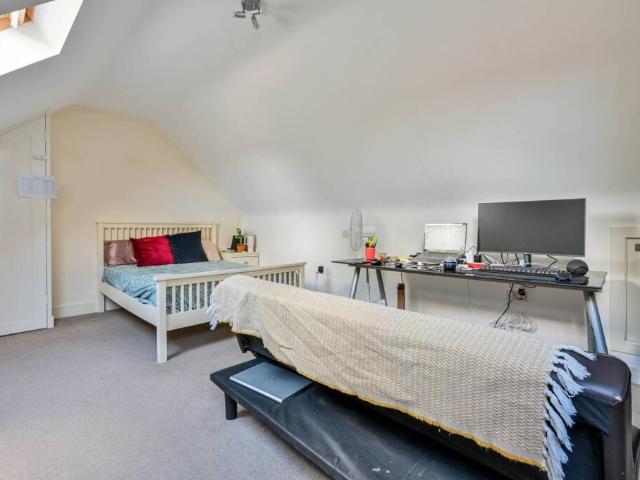 2 bedroom maisonette for sale in Cobbett Road, Guildford, GU2