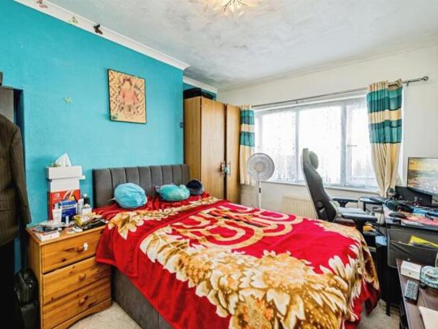 2 bedroom maisonette for sale in Cornwall Avenue, Slough, SL2