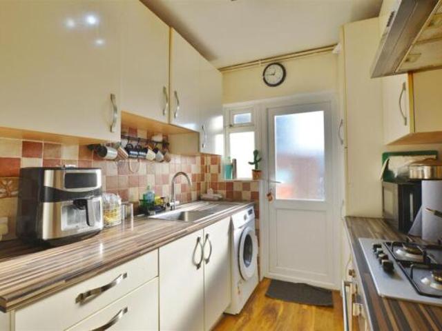 2 bedroom maisonette for sale in Cornwall Avenue, Slough, SL2