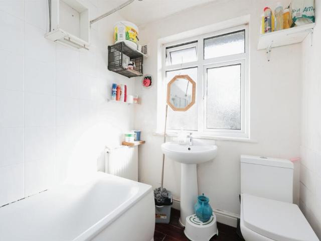 2 bedroom maisonette for sale in Courtlands Drive, Watford, WD17