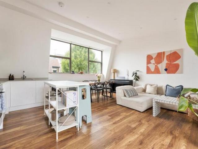 2 bedroom maisonette for sale in Craft Mews, Leyton, E10