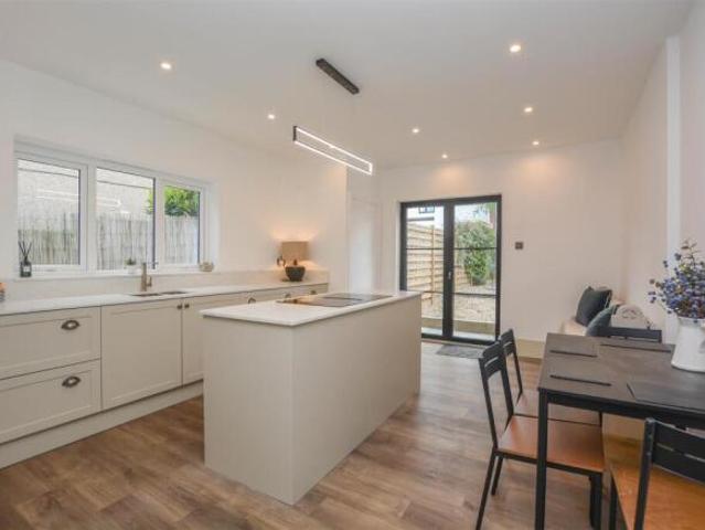 2 bedroom maisonette for sale in Crescent Road, Warley, Brentwood, CM14