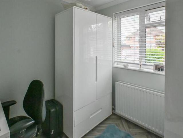 2 bedroom maisonette for sale in Doddinghurst Road, Brentwood, CM15