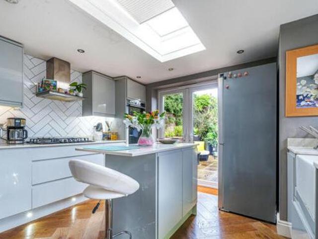 2 Bedroom Maisonette For Sale In East Barnet