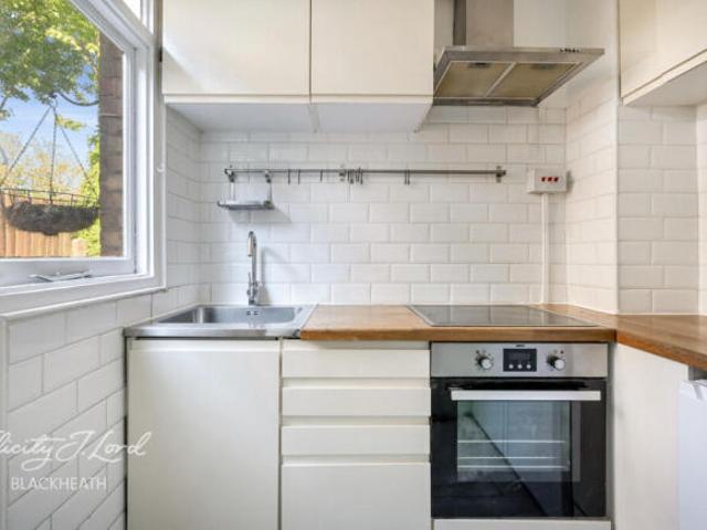 2 bedroom maisonette for sale in Eastcombe Avenue, Charlton, SE7