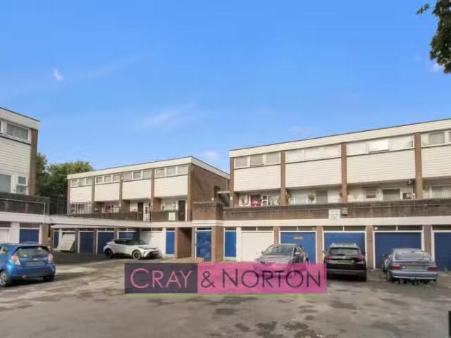2 bedroom maisonette for sale in Fisher Close, Addiscombe, CR0