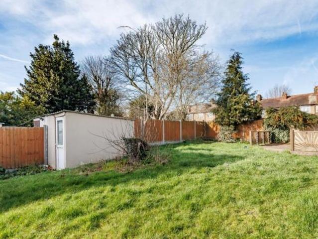 2 bedroom maisonette for sale in Fyfield Road, Woodford Green, IG8