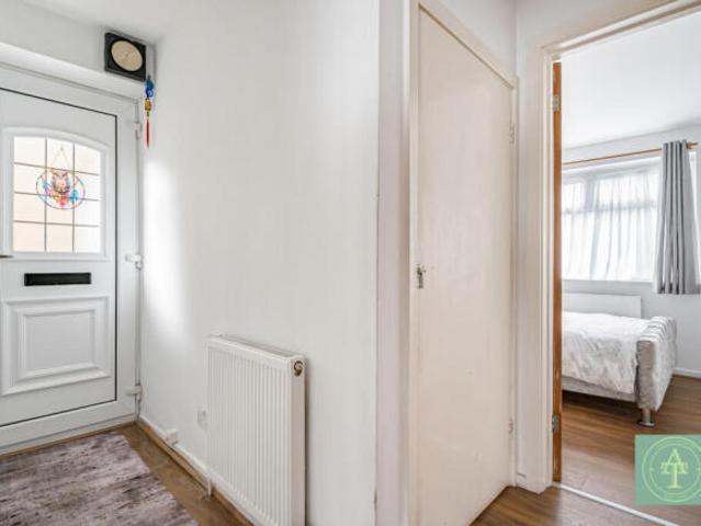 2 bedroom maisonette for sale in Gerrards Close, Southgate, London, N14