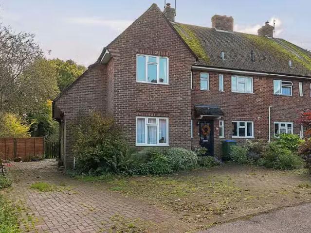 2+ bedroom maisonette for sale in Grange Road, Sevenoaks, Kent.