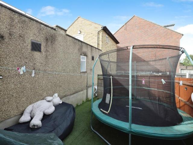 2 bedroom maisonette for sale in Harwoods Road, Watford, WD18