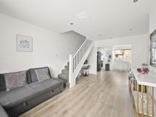 2 bedroom maisonette for sale in High Street, Harlington, UB3