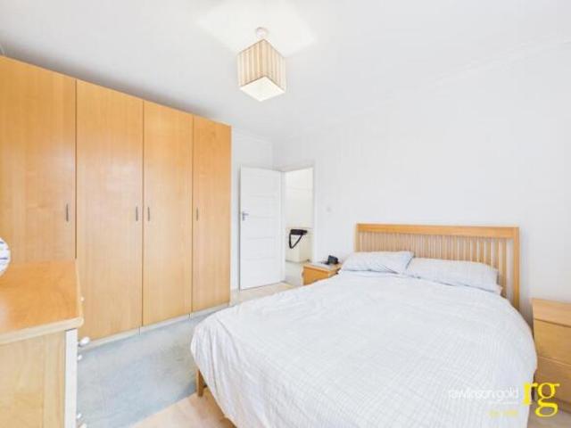 2 bedroom maisonette for sale in Holwell Place, Pinner, HA5