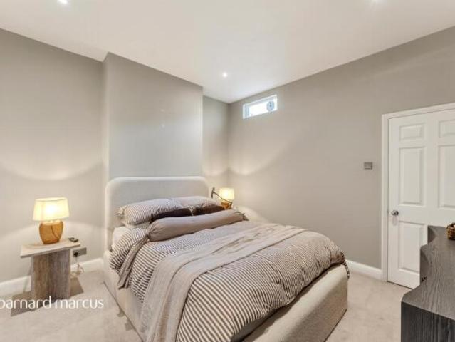 2 bedroom maisonette for sale in Kathleen Road, London, SW11