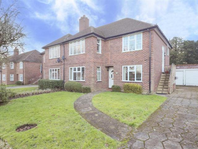 2 bedroom maisonette for sale in Kent Gardens, Ruislip, HA4