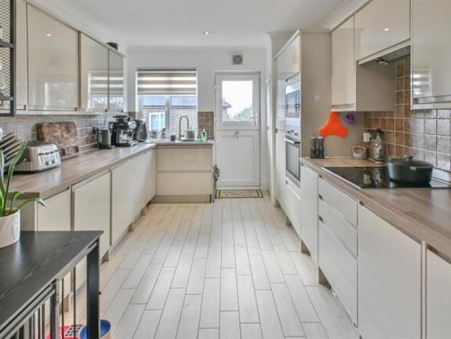2 bedroom maisonette for sale in Kings Road, Brentwood, CM14