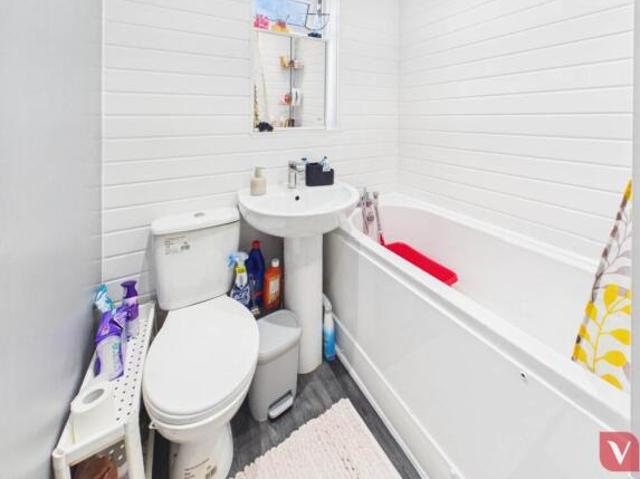 2 bedroom maisonette for sale in Kinross Crescent, Luton, LU3