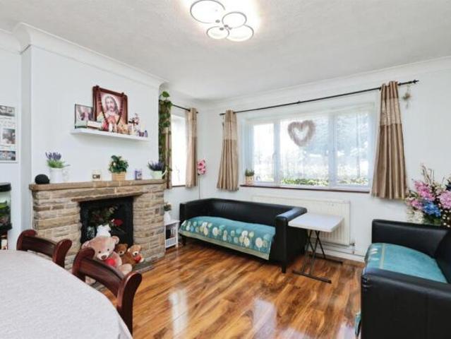 2 bedroom maisonette for sale in Lansdowne Close, Watford, WD25