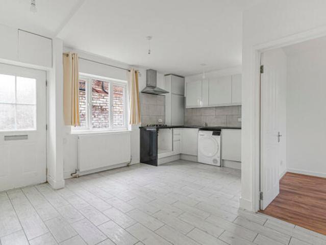 2 bedroom maisonette for sale in Leonard Road, London, SW16
